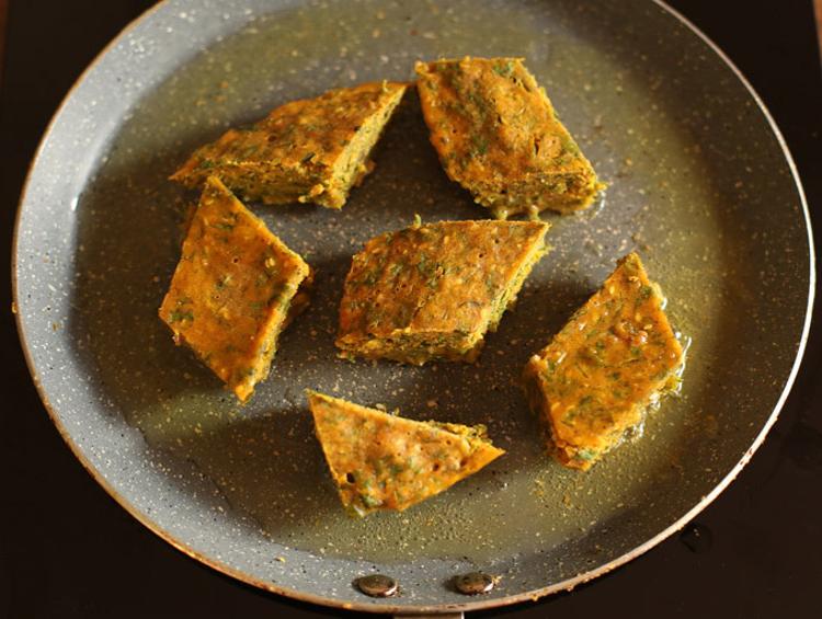 kothimbir vadi recipe, how to make kothimbir vadi recipe in microwave oven