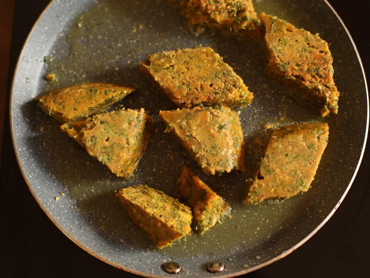 kothimbir vadi recipe, how to make kothimbir vadi recipe in microwave oven