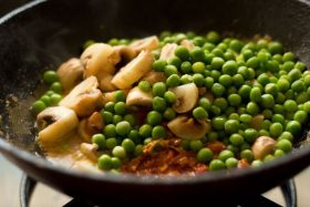 Easy Matar Mushroom (Mutter Mushroom) – Dassana's Veg Recipes